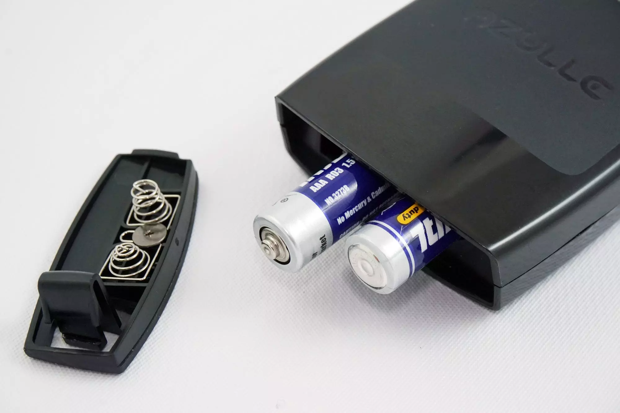 Lynk veikia standartinėmis AAA baterijomis.