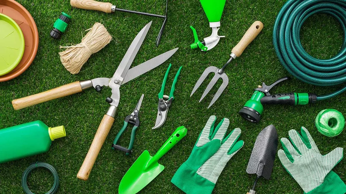 Baštenski alati rasprostranjeni po travnjaku