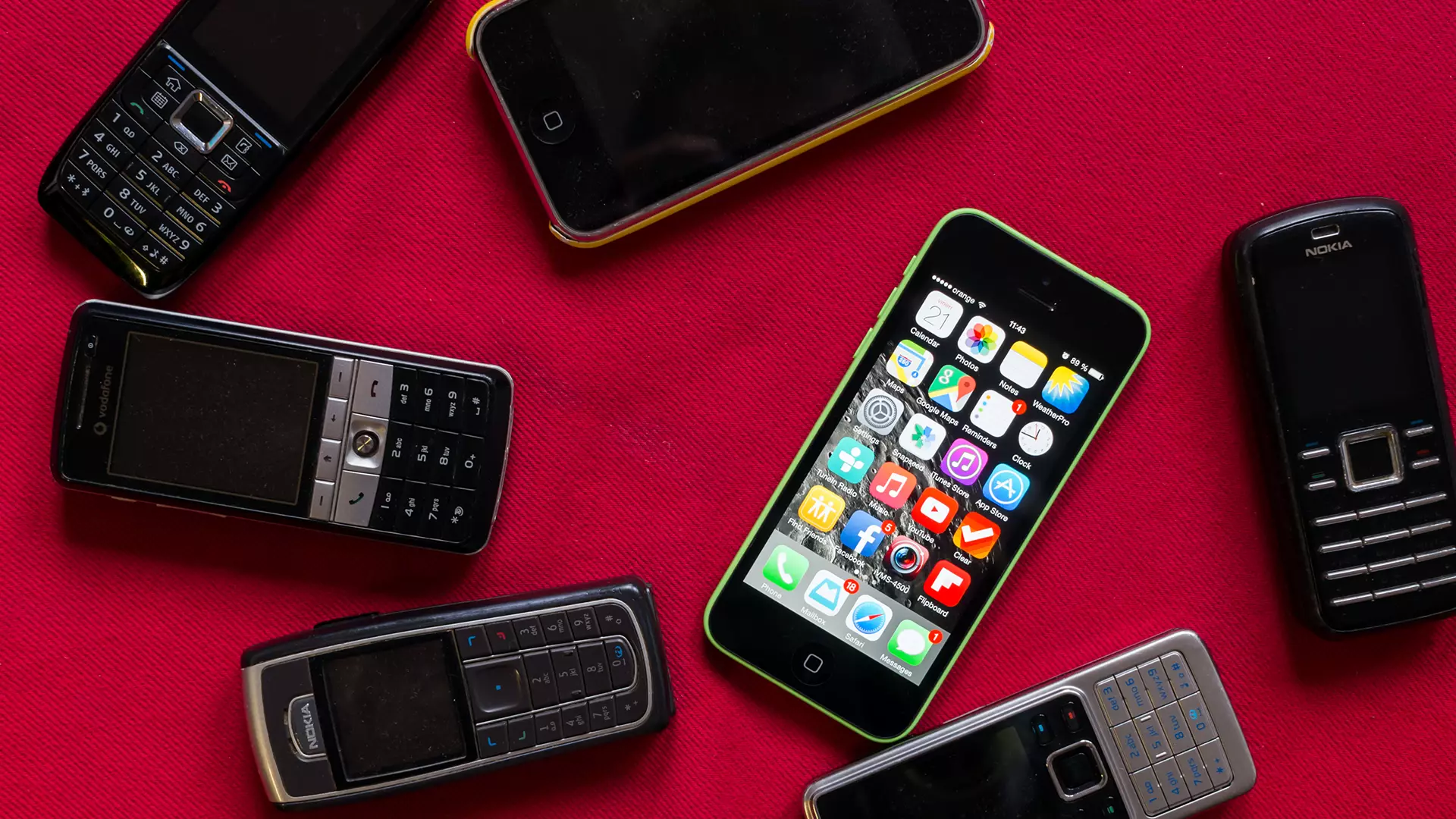 En funktionnéierenden iPhone ëmgi vu futtis Nokia Flip Telefonen.