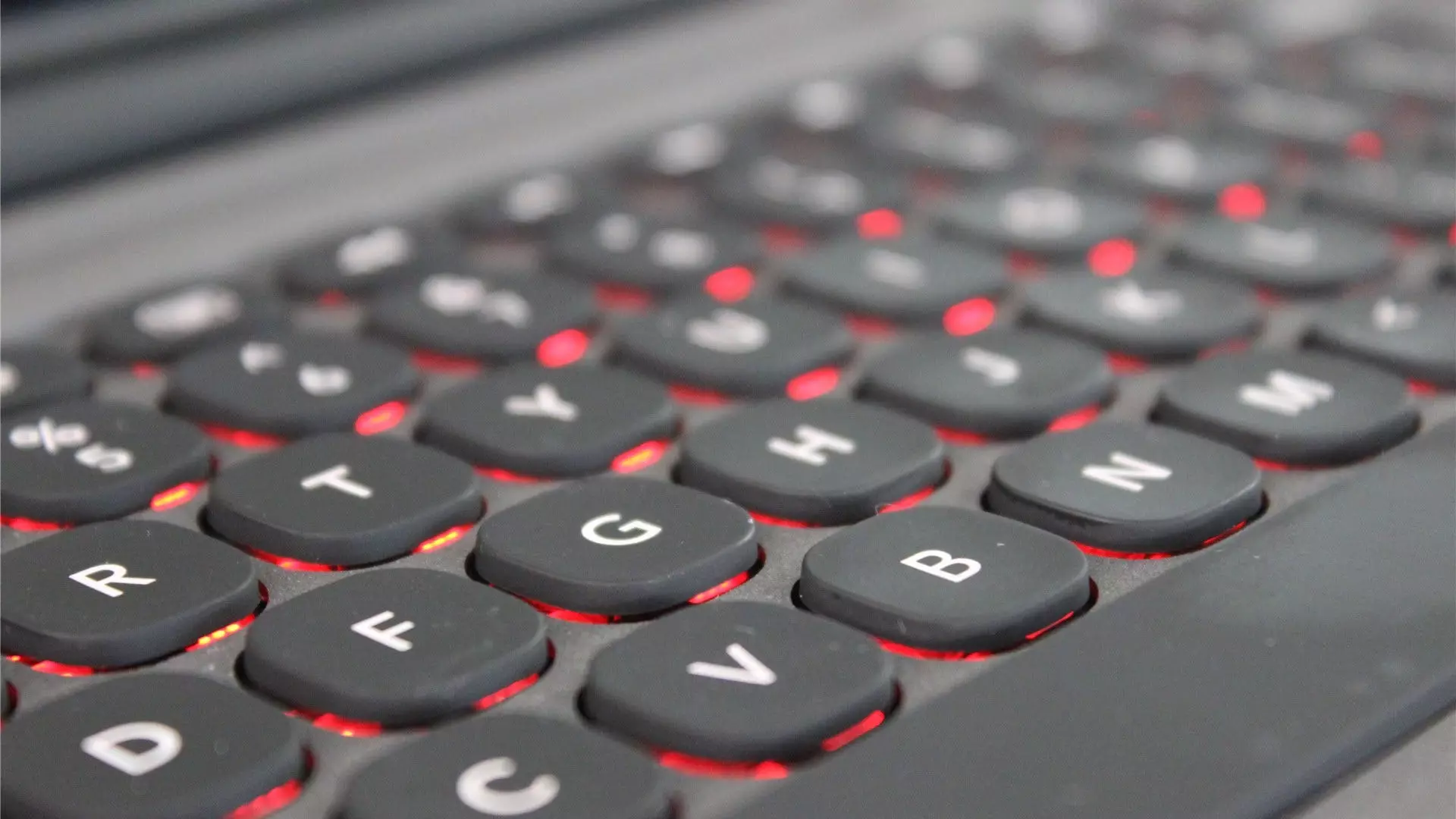 ZAGG Slim Book Go s červeno podsvietenými klávesmi