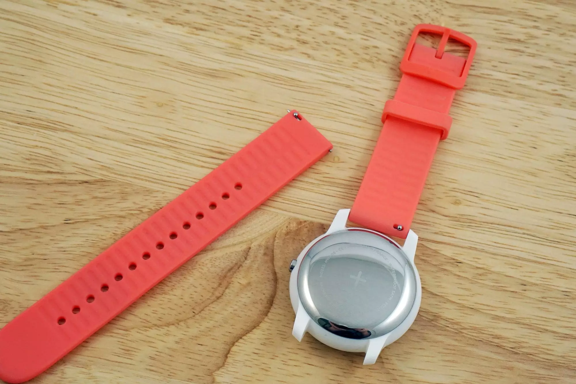 Le Move est compatible avec les bracelets de montre standard, et le bracelet inclus a des broches à dégagement rapide.