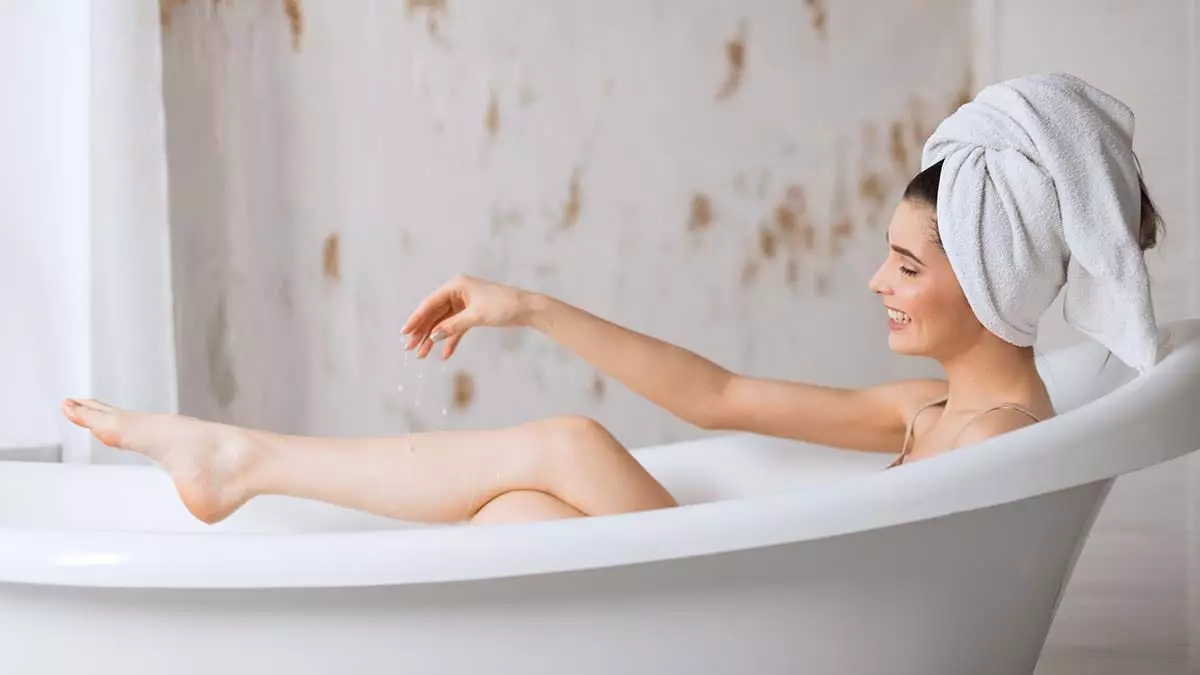 Kvinna som kopplar av i ett badkar