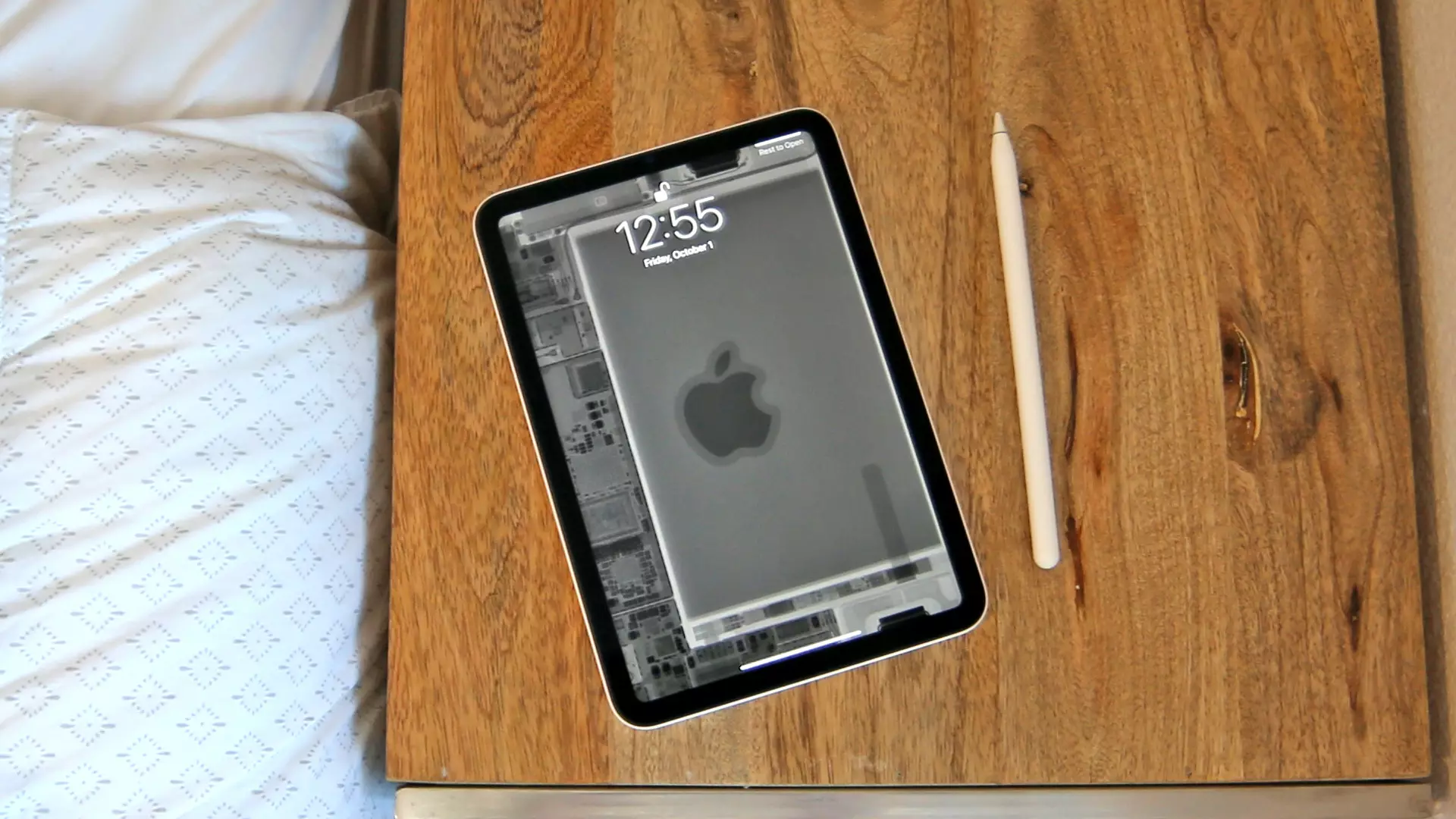 Ang iPad Mini 6 na may X-ray na wallpaper ng iFixit.