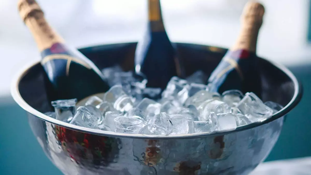 Bottiglie di champagne in una vasca di ghiaccio