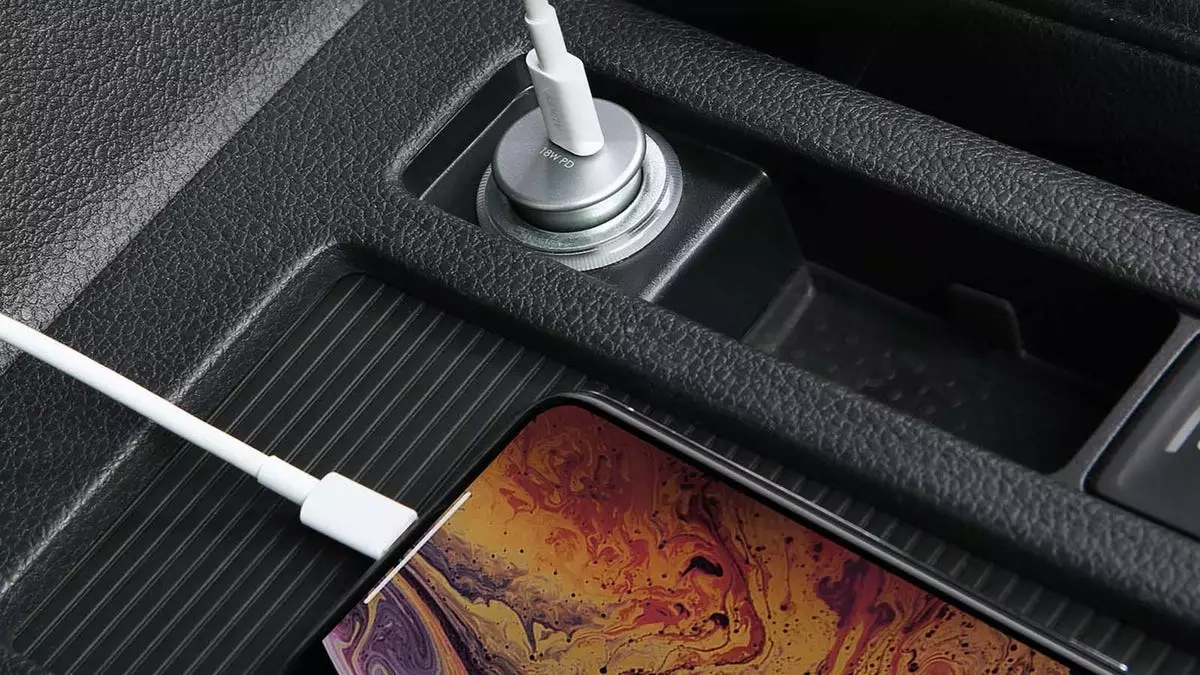 AUKEY 18w USB-C nabíječka do auta nabíjející iPhone