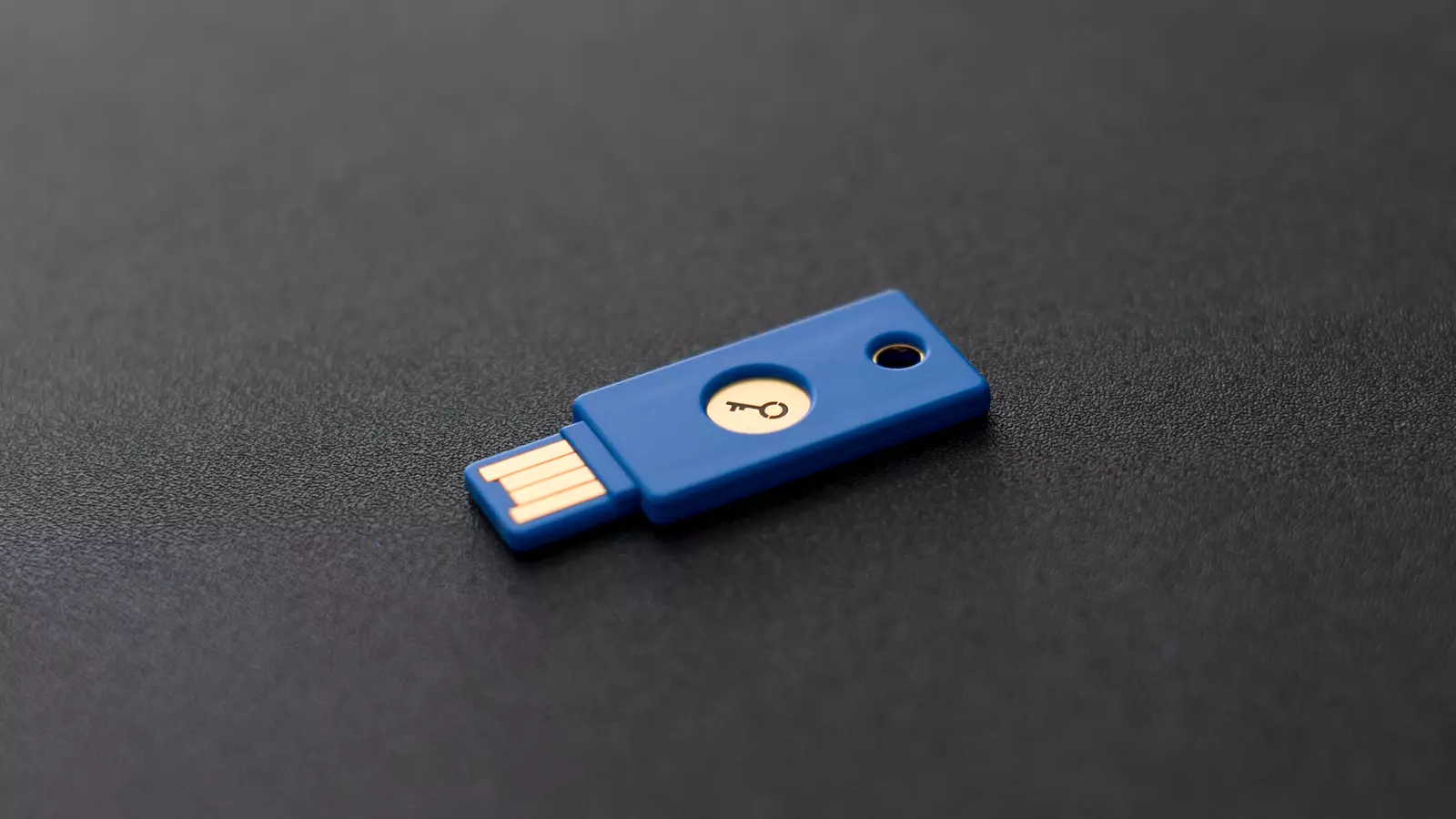 USB-befeiligingskaai op donkere eftergrûn