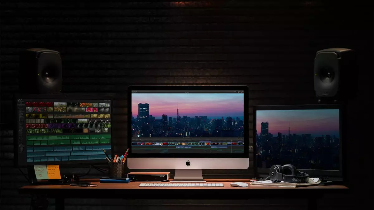 iMac s dvoma externými monitormi na úpravu videa