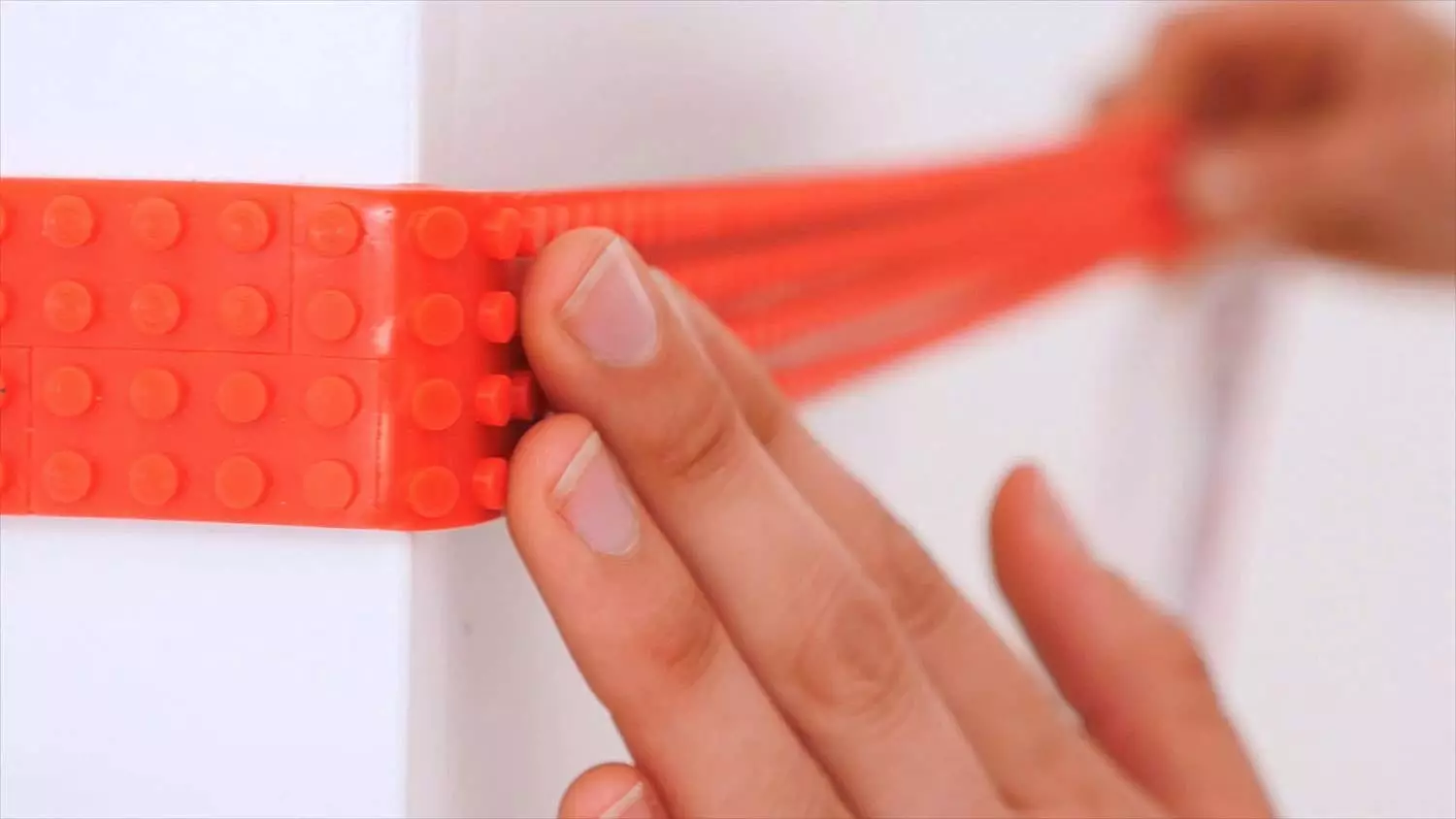 این نوار چسبنده انعطاف پذیر به شما امکان می دهد تزئینات لگو را تقریباً در هر مکانی بسازید.