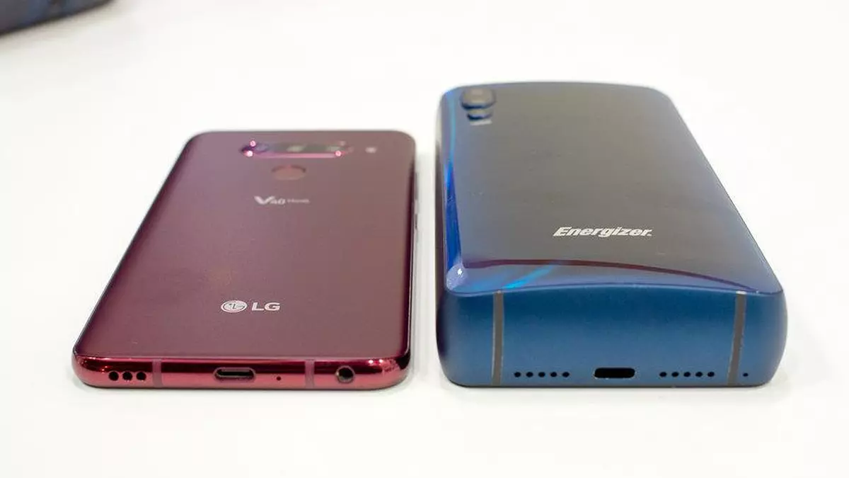 પાતળા LG ફોનની બાજુમાં જાડો એનર્જાઇઝર સ્માર્ટ ફોન