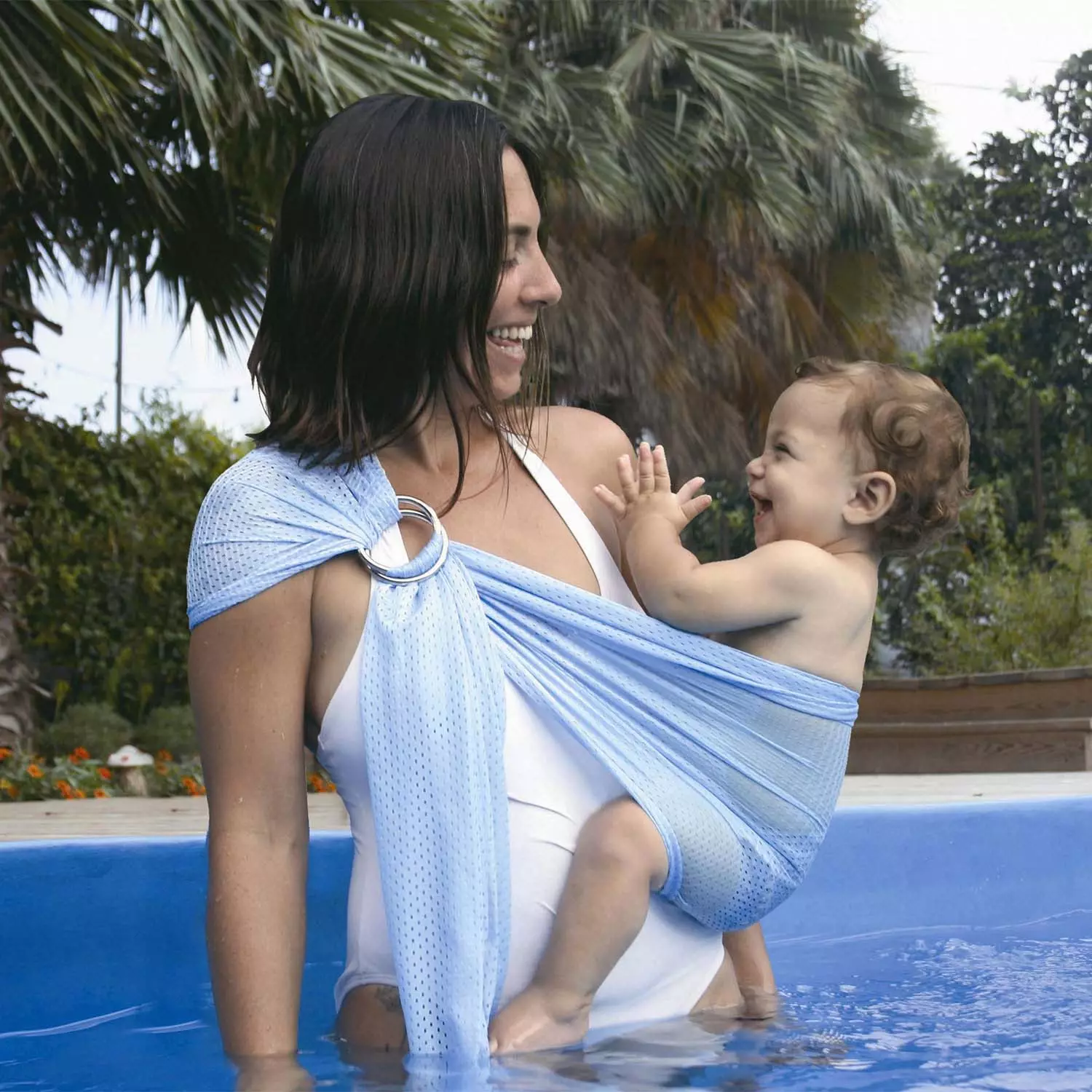 Mãe com seu bebê em um sling de malha respirável