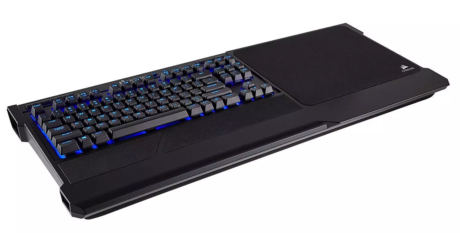 Corsair के K63 में एक वैकल्पिक लैपबोर्ड ऐड-ऑन है।