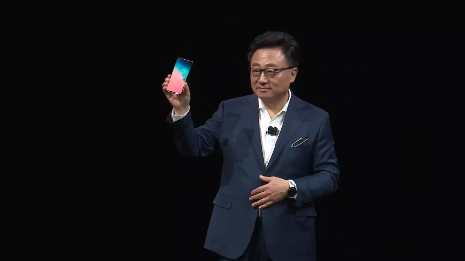 „Samsung“ generalinis direktorius asmeniškai pristatė „Galaxy S10+“, o ne „Galaxy Fold“.