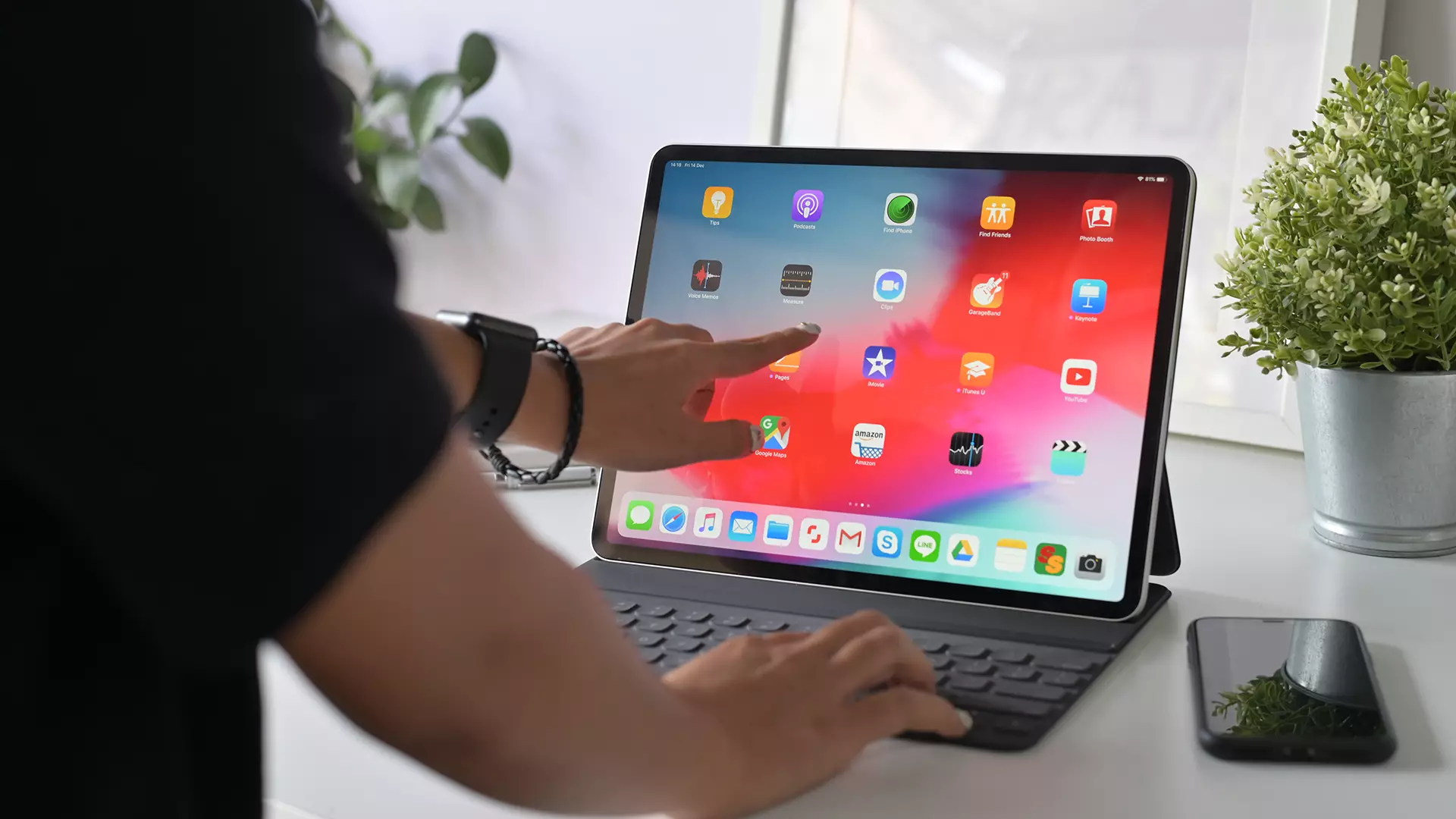 iPad Pro မှာ ဘယ်အရံပစ္စည်းတွေ သုံးလို့ရလဲ။