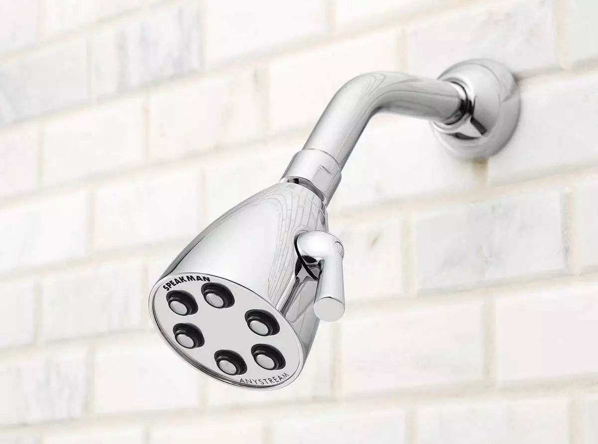 Ta słuchawka prysznicowa praktycznie przyklei Cię do ściany.