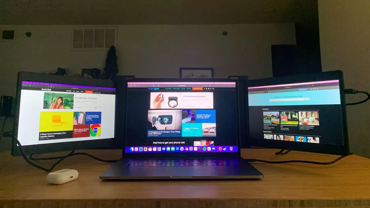 Fopo Triple Laptop Screen Extender sur tekkomputilo MacBook Pro 2016