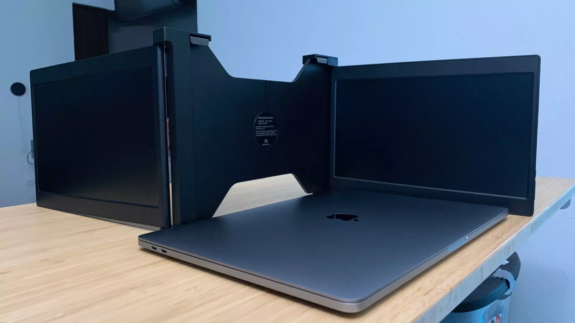 Fopo Triple Laptop Screen Extender pripravljen za pritrditev na prenosni računalnik MacBook Pro 2016