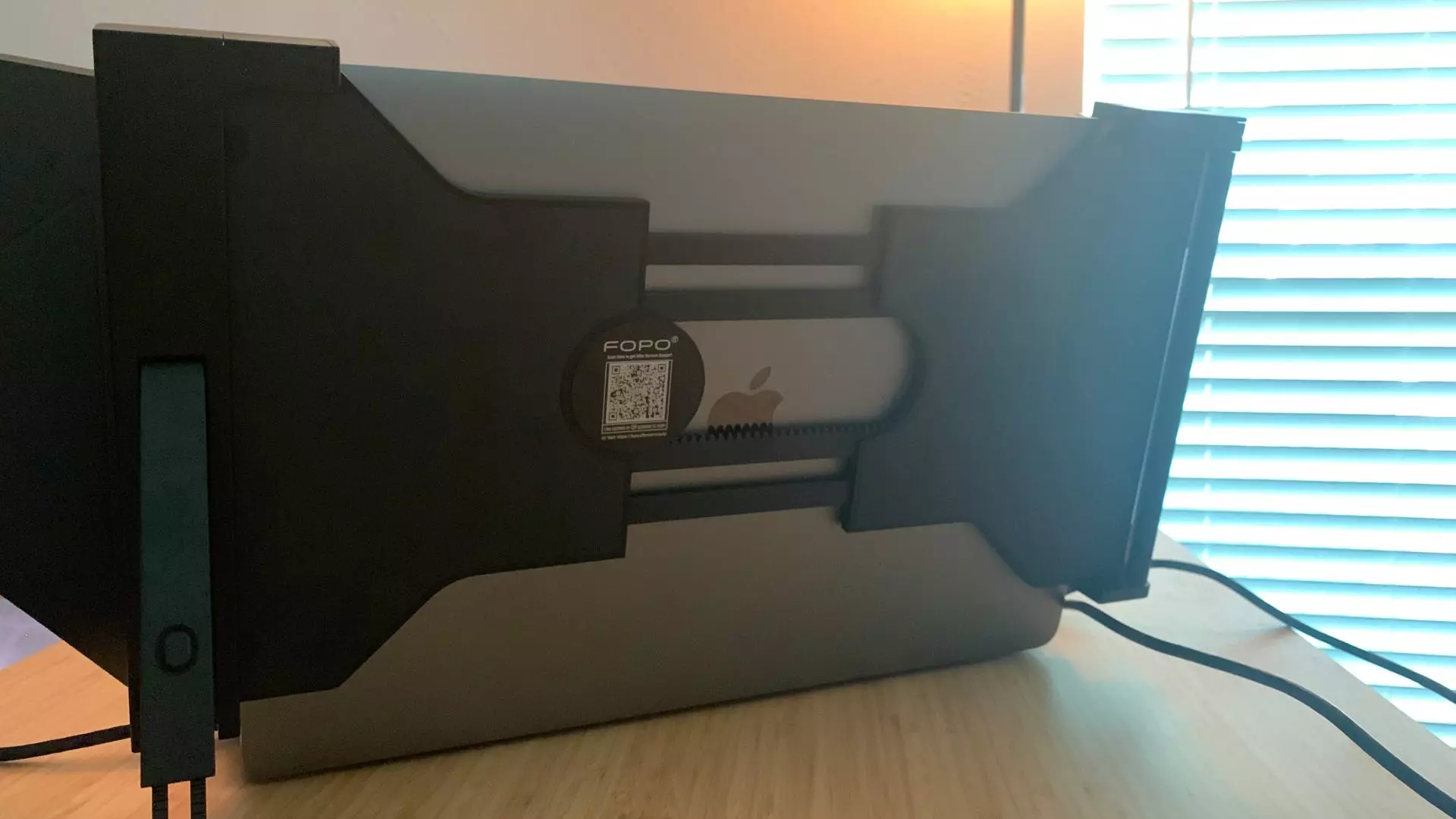 Fopo Triple Laptop Screen Extender മാക്ബുക്ക് പ്രോ 2016-ൽ ഘടിപ്പിച്ചിരിക്കുന്നു
