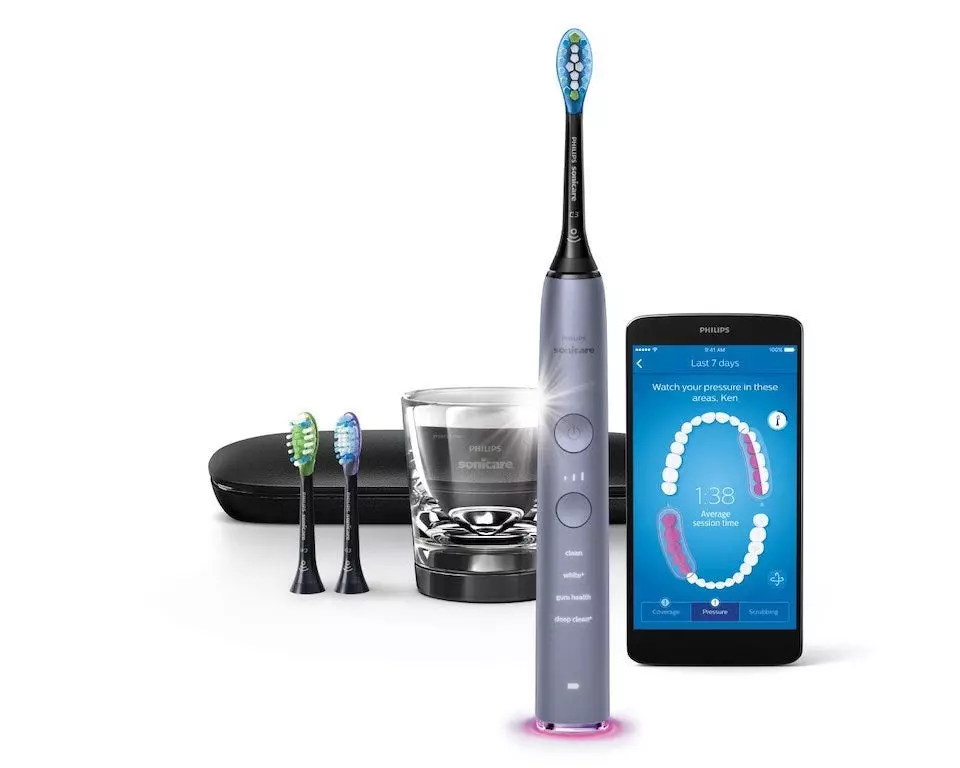 ခရီးသွားအိတ်နှင့် အက်ပ်ပါရှိသော Philips Sonicare Diamond သွားတိုက်တံကို ပြသထားသည်။