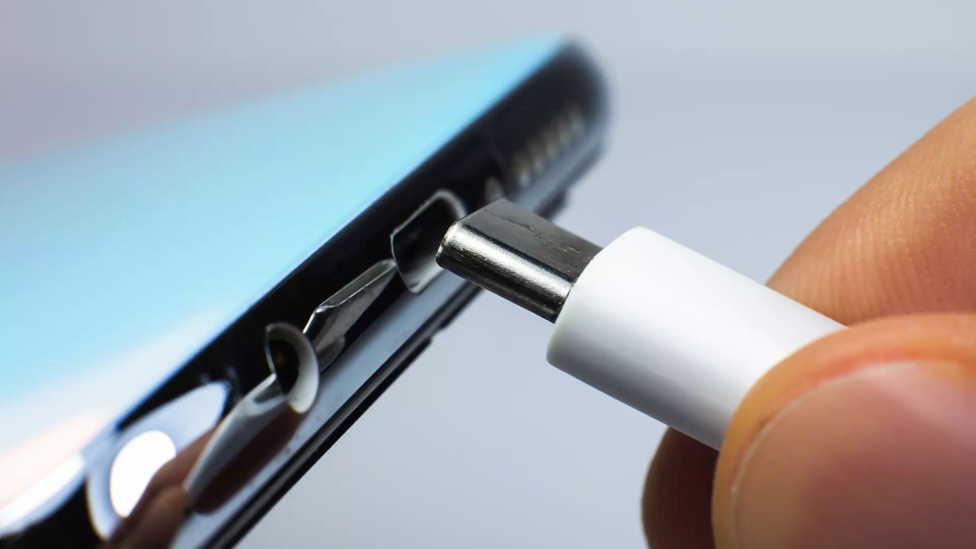 Isang larawan ng USB-C port ng isang telepono at isang charging cable