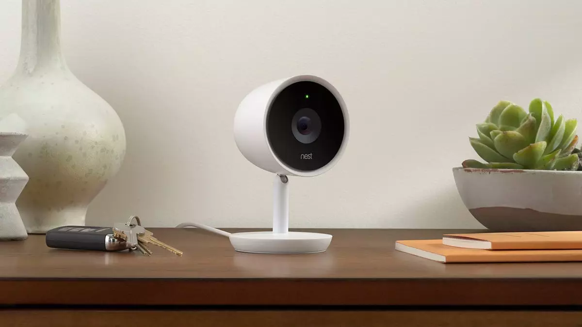 Kamera wewnętrzna Nest IQ na stole