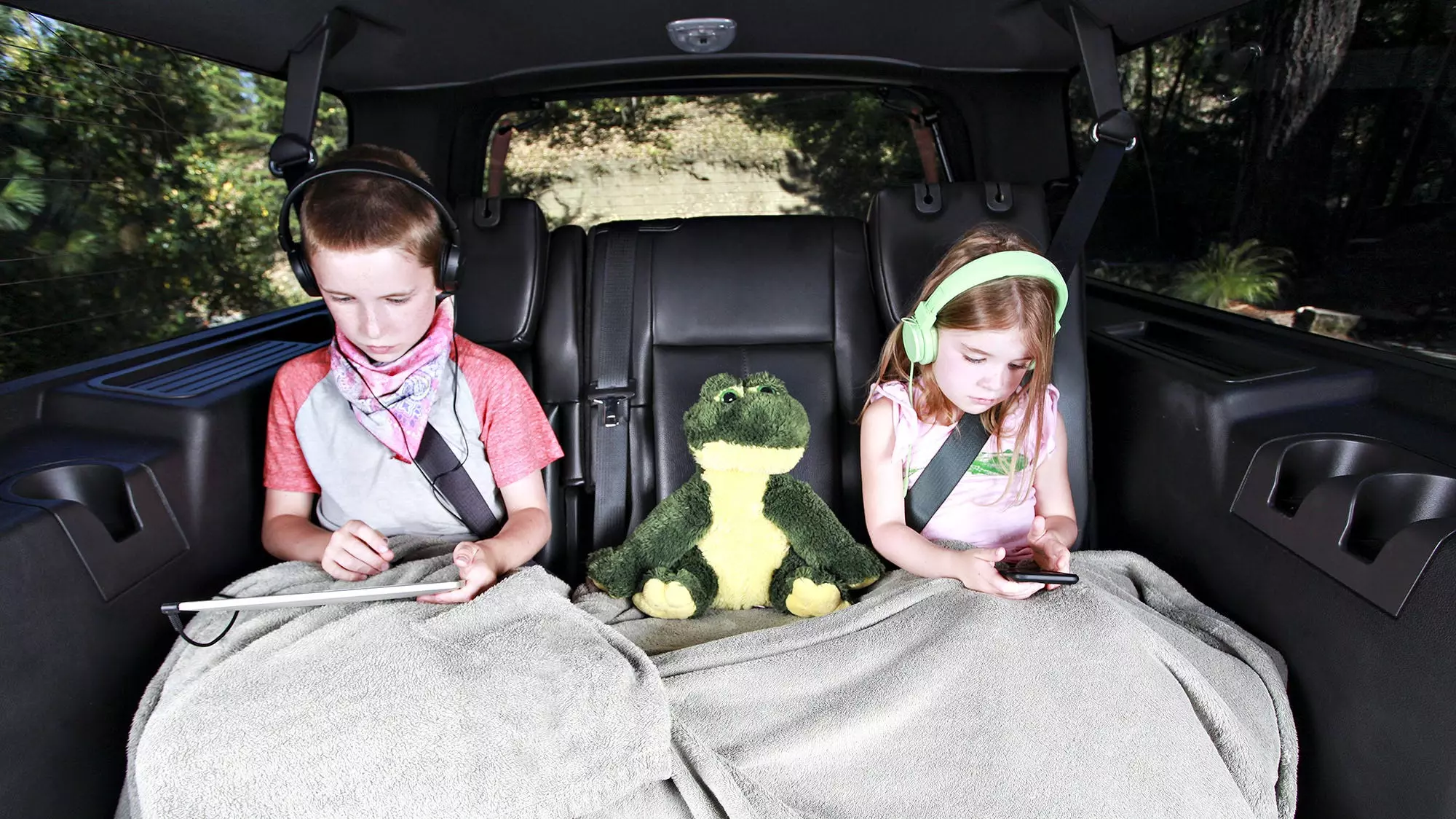 अपने बच्चों के लिए कार में मनोरंजन स्थापित करने के लिए पाँच युक्तियाँ और तरकीबें
