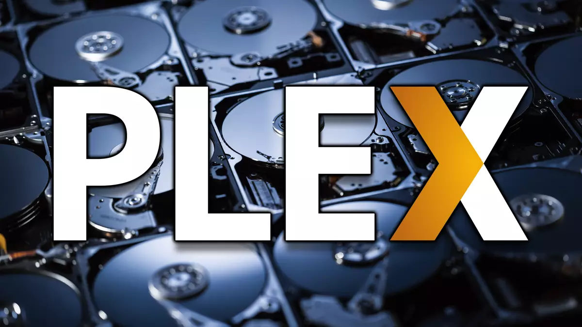 Logo Plex nad hromadou pevných disků.