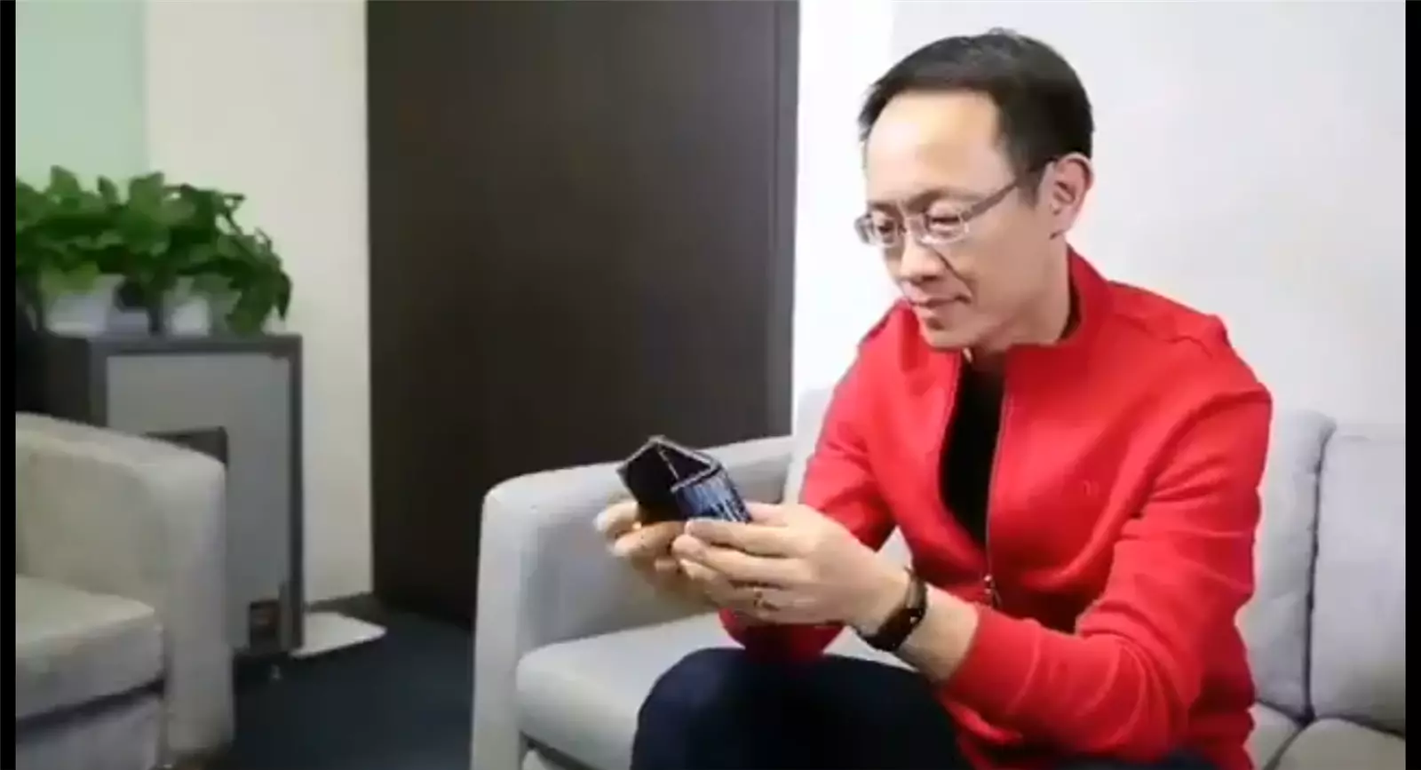 Šis dubulti salokāmais Xiaomi tālrunis ir Bonkers