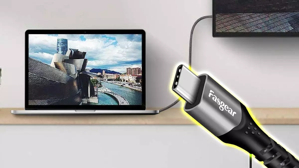 Ilustrație a cablurilor video USB-C în fața unui laptop pe un raft conectat la un monitor.