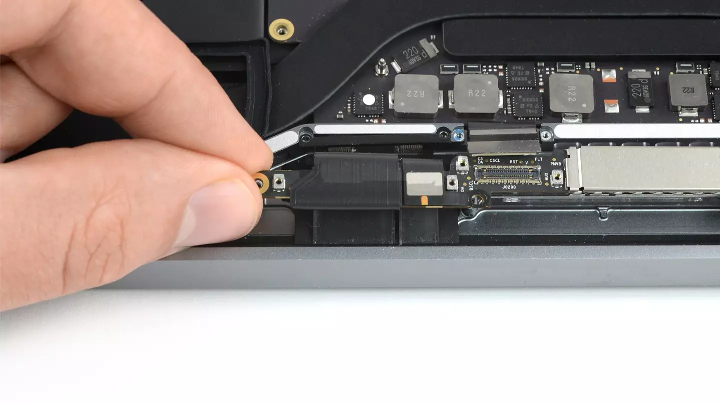 PSA: MacBook Pro berriek pantailaren atzeko argia arazoak dituzte diseinu akats baten ondorioz