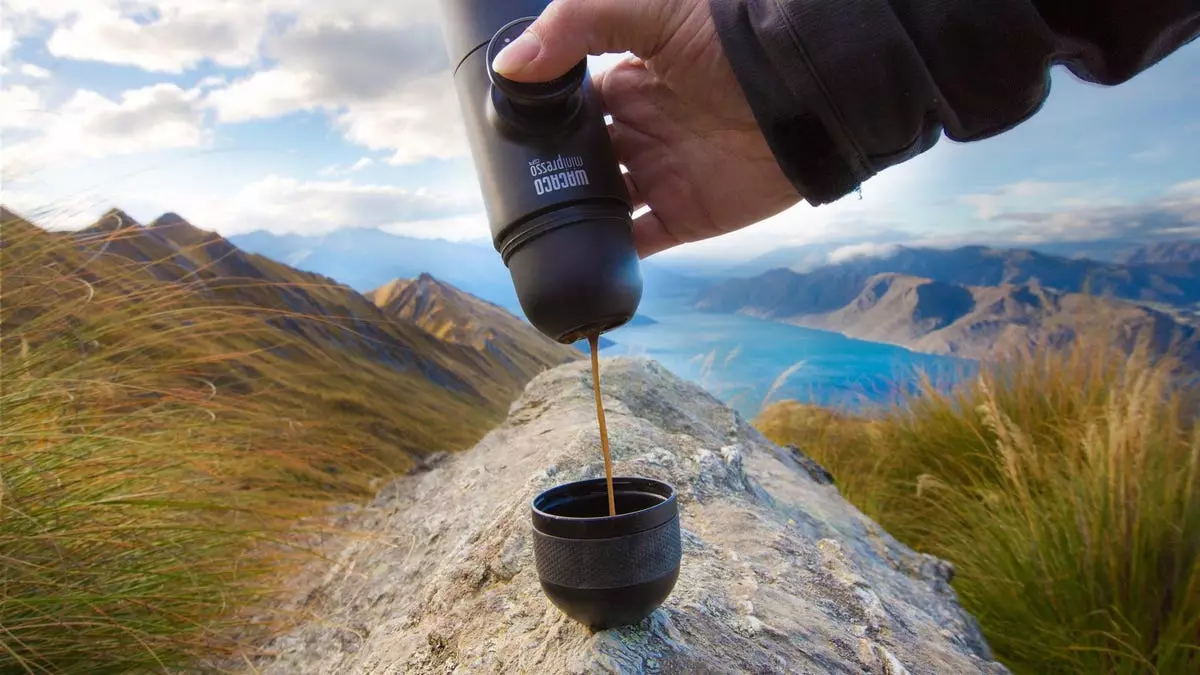 વાકાકો પોર્ટેબલ એસ્પ્રેસો મેકર સાથે પર્વત પર એસ્પ્રેસો કોફી બનાવતી વ્યક્તિ