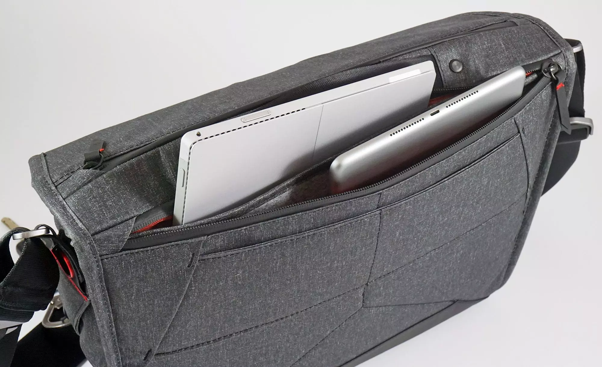 Taška má přihrádky na notebook a tablet přístupné ze zadní strany.