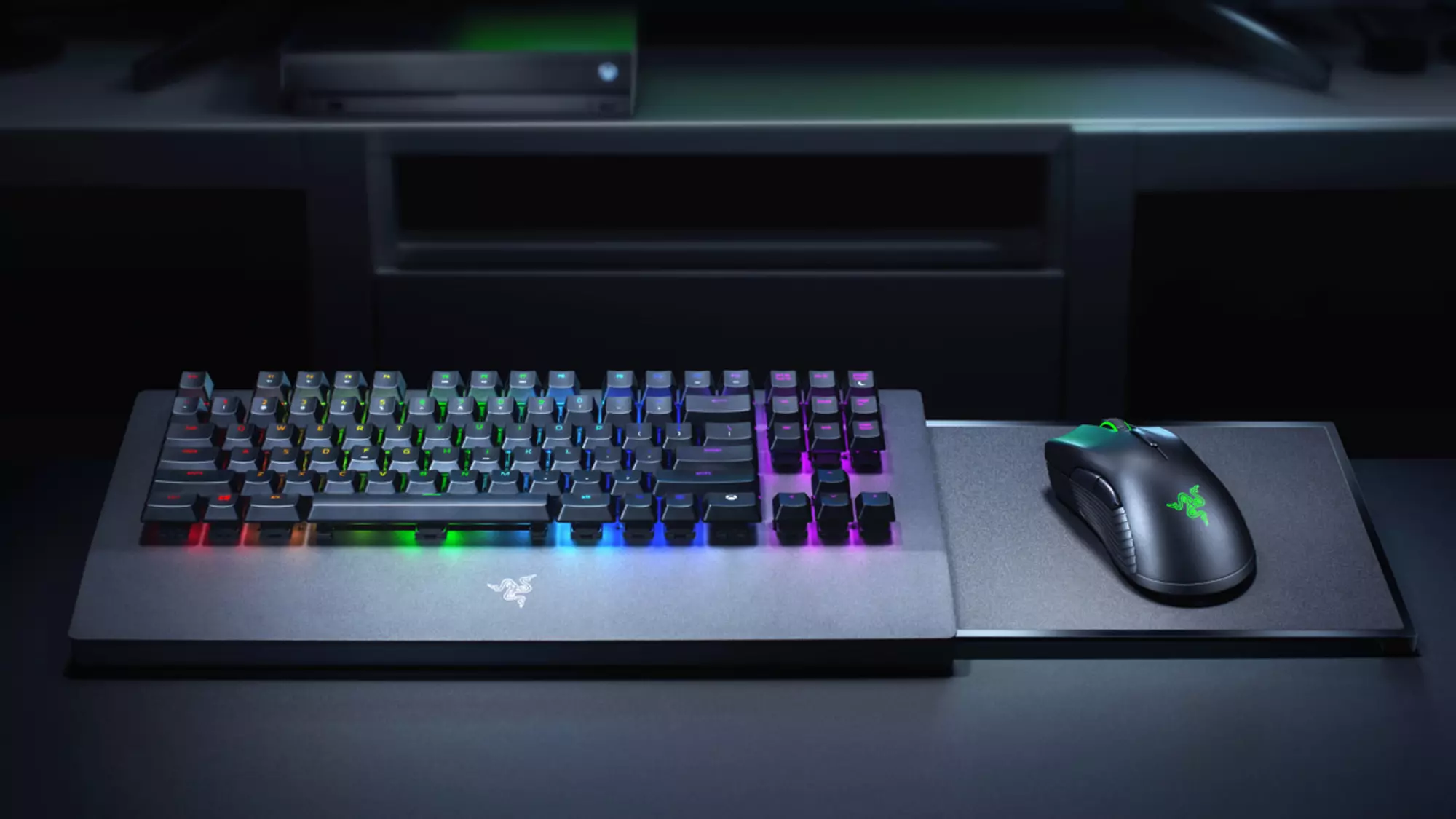 يقوم Razer بتنشيط البرج ، أول ماوس ولوحة مفاتيح رسمي لجهاز Xbox One
