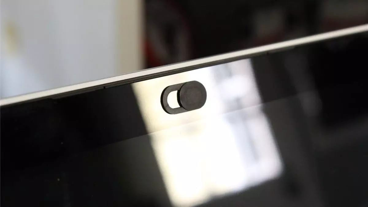 'n Klein skootrekenaar-webkamera-omslag op die Google Pixelbook