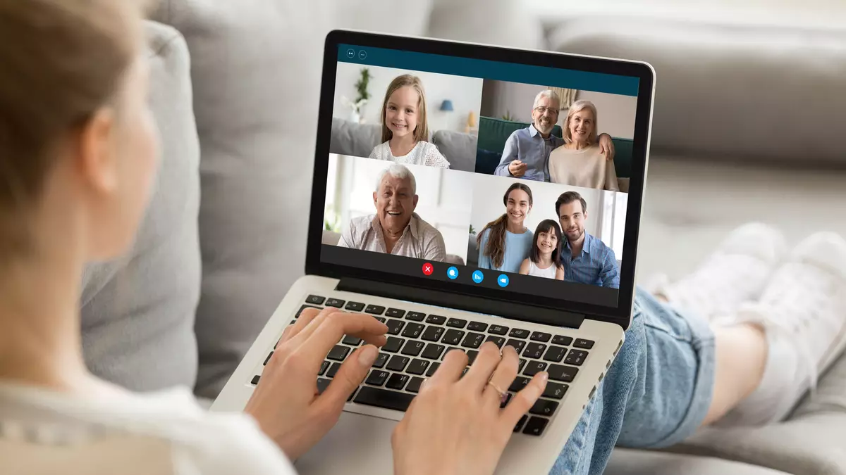 Une personne se détend sur un canapé à la maison, discutez avec divers parents lors d'un appel vidéo à l'aide d'un gadget pour ordinateur portable, une jeune femme se repose sur un canapé et a une conversation par webcam avec sa famille sur un ordinateur
