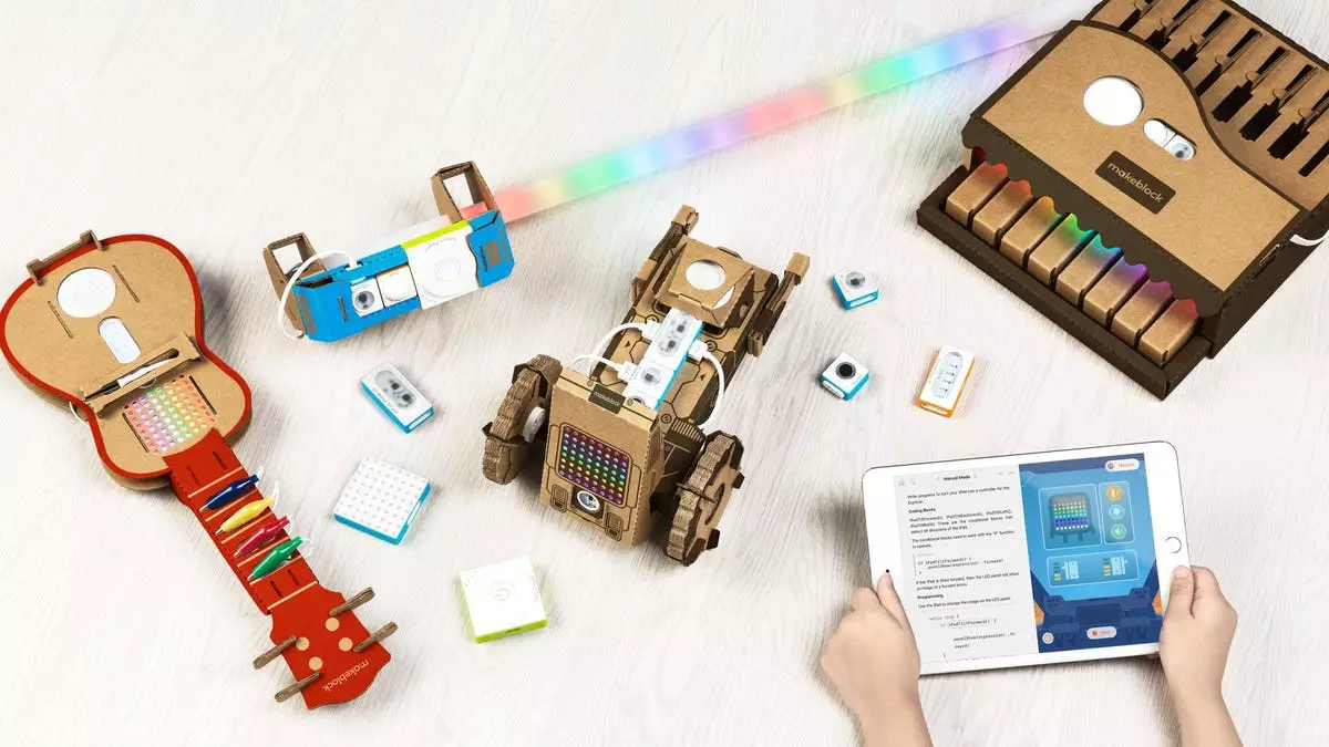 barevné kartonové hračky s LED světýlky od firmy Makeblock