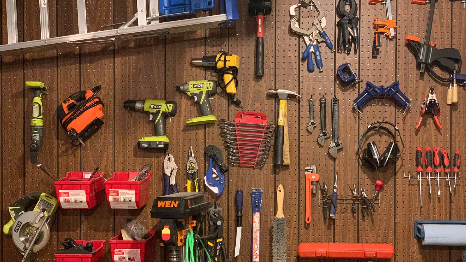 તમે DIY પ્રોજેક્ટ્સ સાથે પ્રારંભ કરવા માટે શ્રેષ્ઠ સાધનો