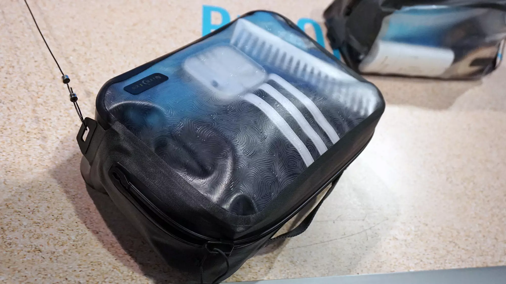 Nite Ize направи беззъб цип за своите вакуумно затворени пътни чанти