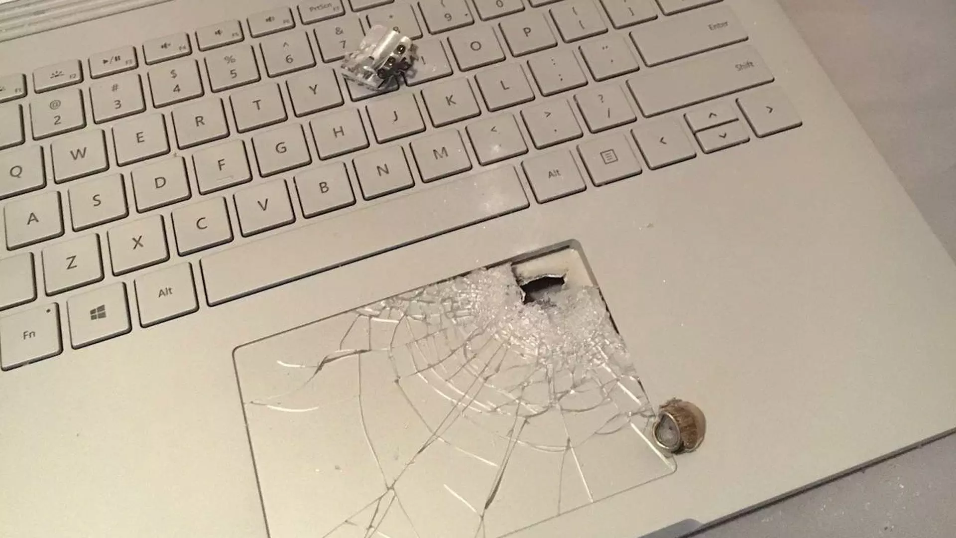 Un laptop Microsoft Surface Book a luat un glonț pentru proprietarul său, salvându-i viața