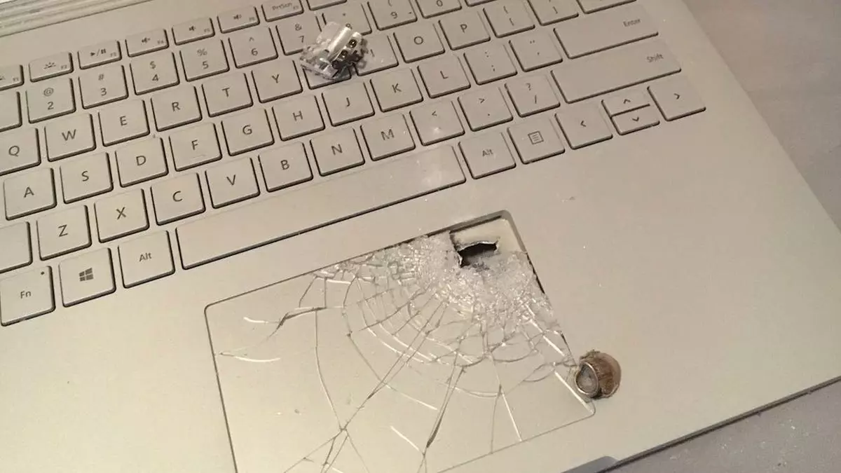 Kugel steckt in einem Surface Book-Laptop