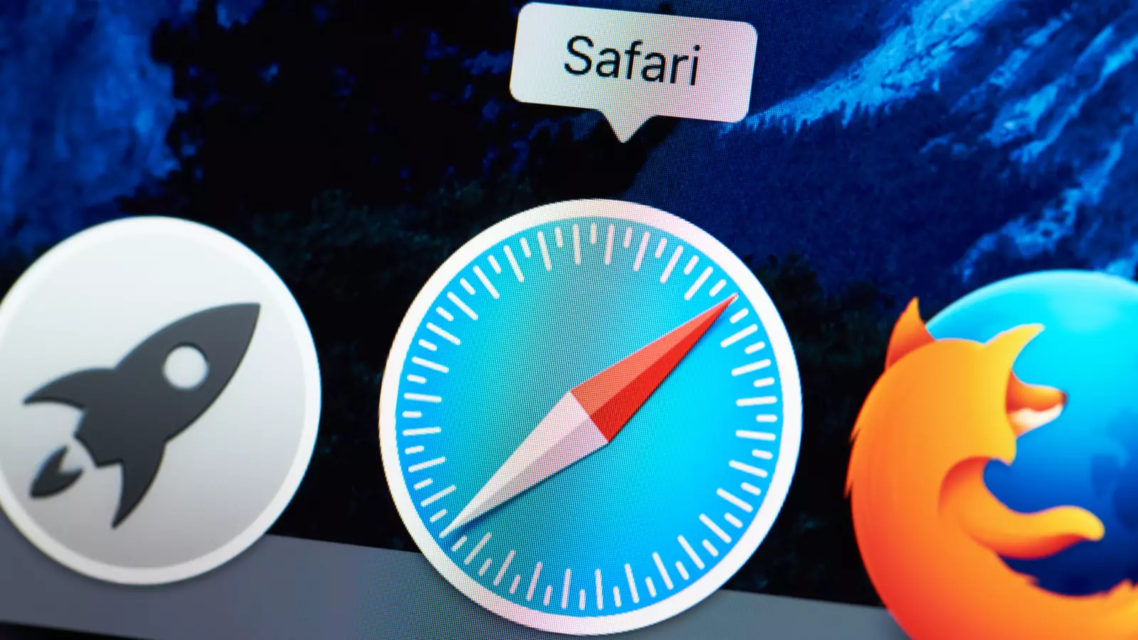 Ikona geroka Safari li ser ekrana Macbook-ê ji nêz ve
