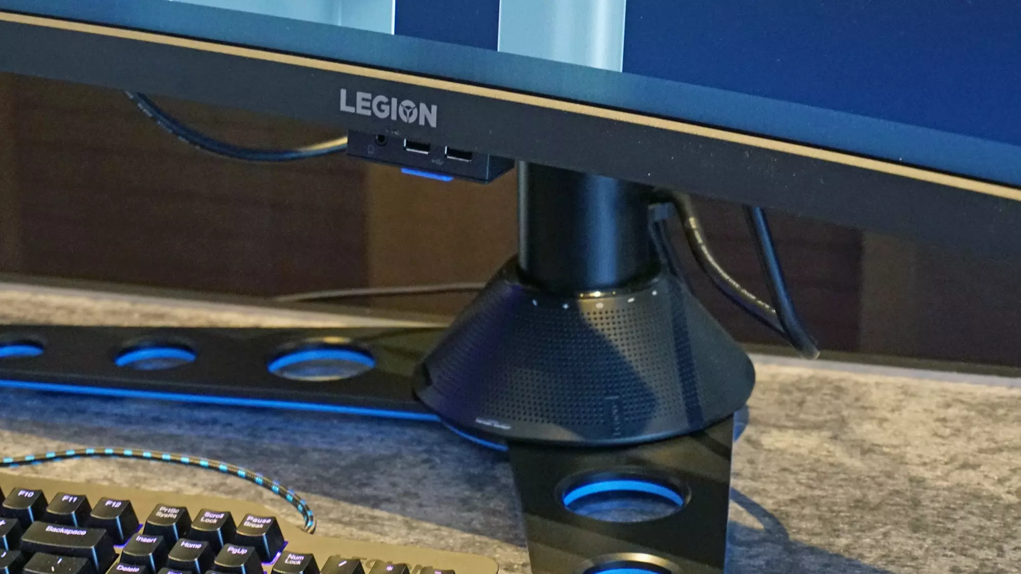 Lenovo představuje dva 43palcové ultraširoké monitory: jeden pro hráče, jeden pro kancelář 9534_3