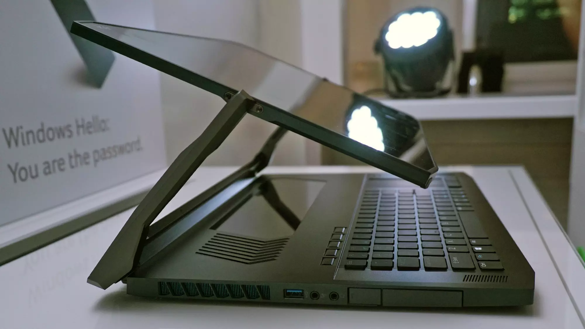 Acer Bodacious Predator Triton 900 Convertible є одним з перших ноутбуків RTX