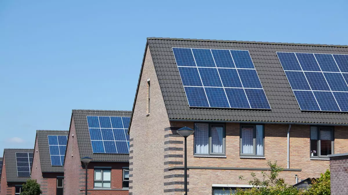 painéis solares em vários telhados residenciais