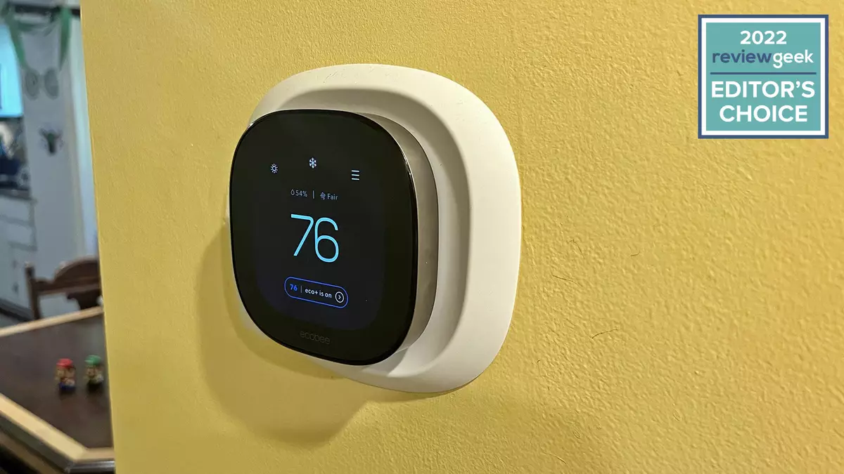 Usa ka ecobee Smart Thermostat sa bungbong