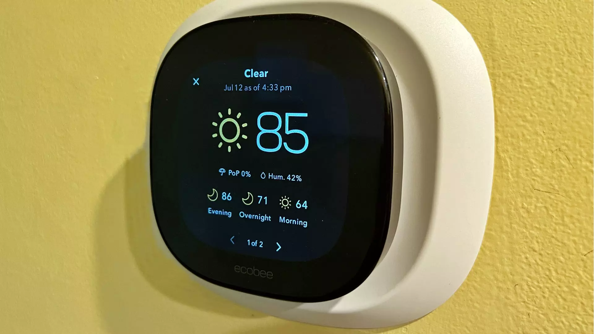 Ecobee pametni termostat koji prikazuje vremensku prognozu
