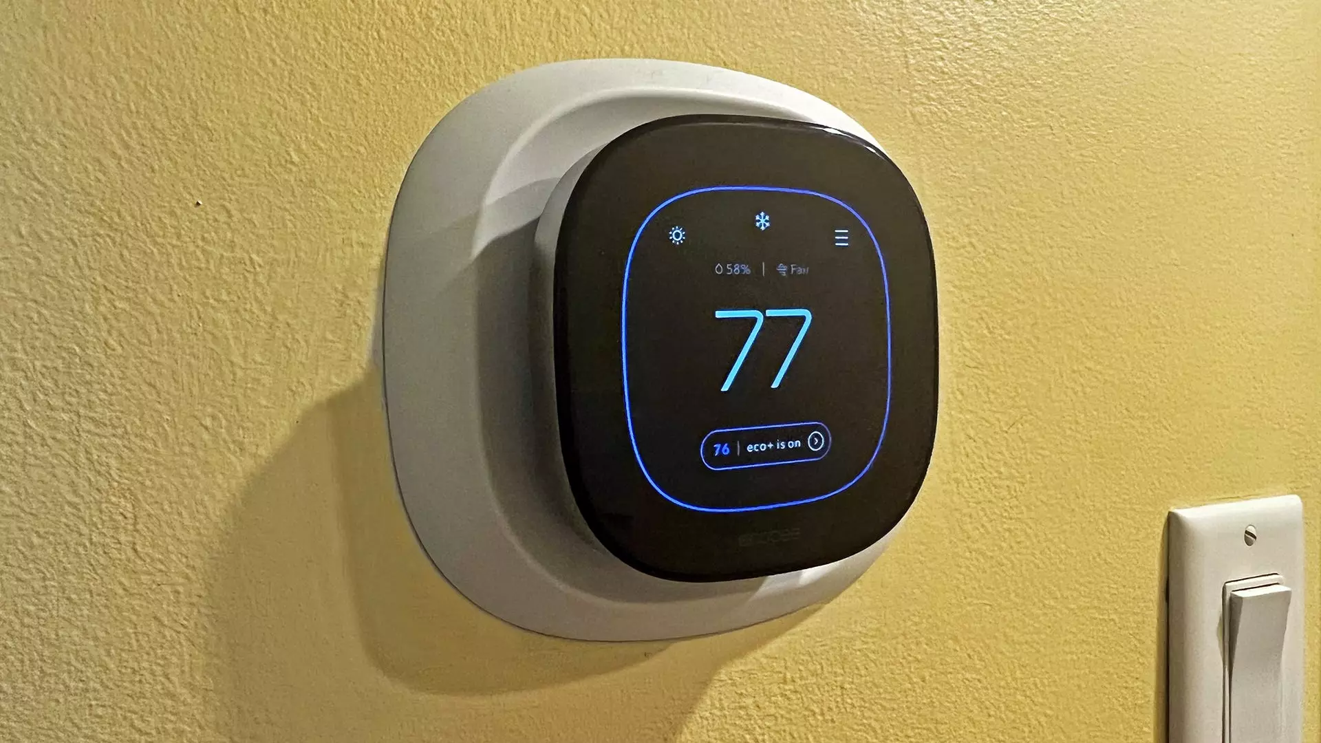 En ecobee-termostat i en gang