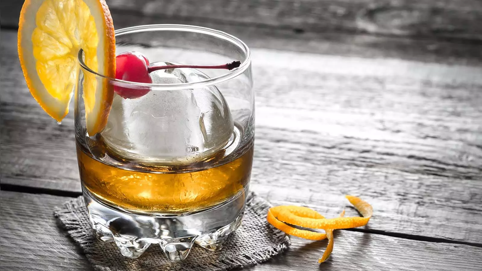 Nejlepší formy na led pro vaše řemeslné koktejly a lahodnou whisky
