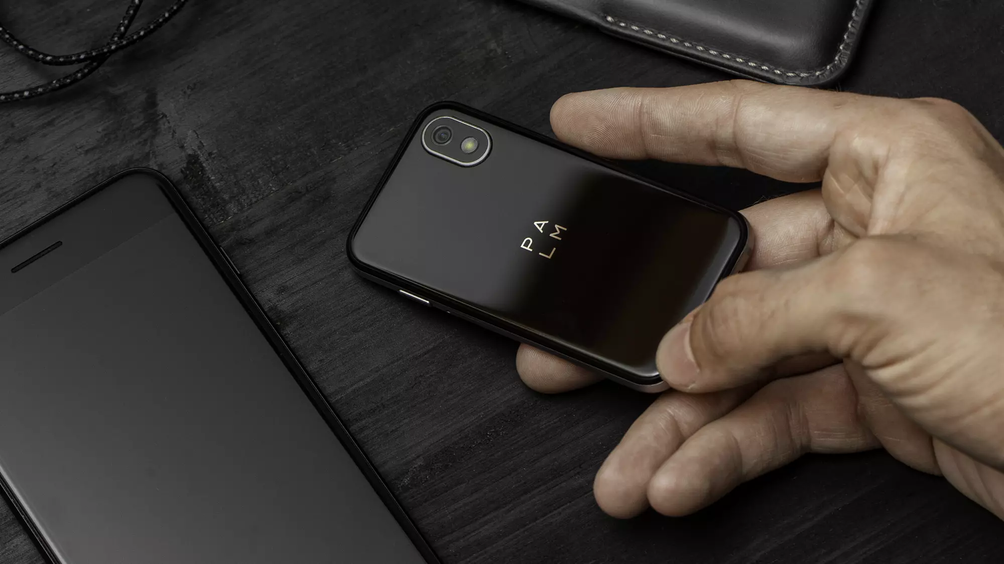 ახალი "Palm" ტელეფონი არის Tiny Tech Clutch Purse და Verizon ექსკლუზივი