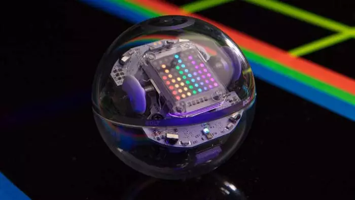 स्फेरो का नया बोल्ट प्रोग्रामयोग्य एलईडी मैट्रिक्स के साथ एक रोबोटिक बॉल है