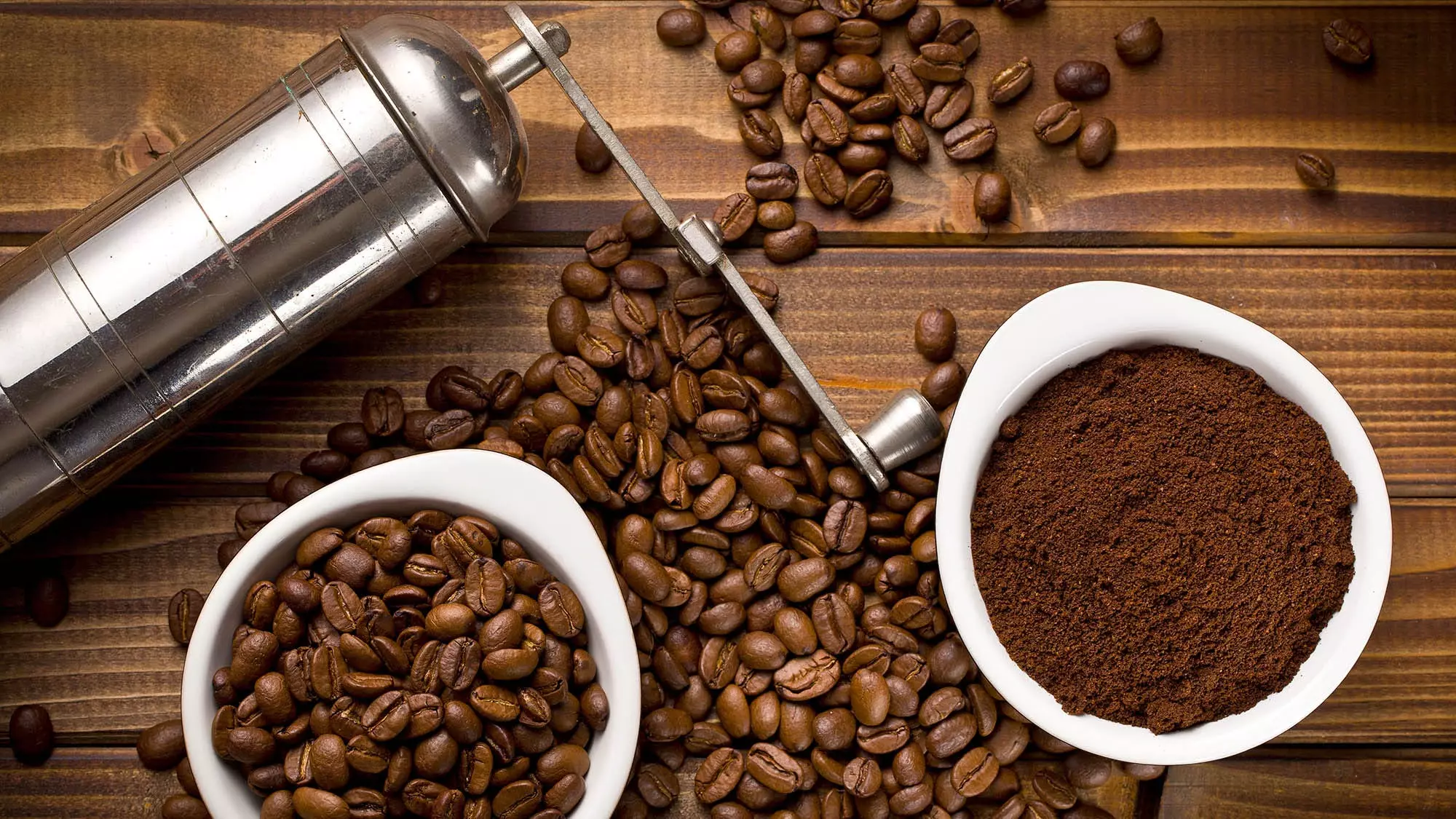 Labākās manuālās kafijas dzirnaviņas, kas nodrošina garšīgu un vienmērīgu garšu